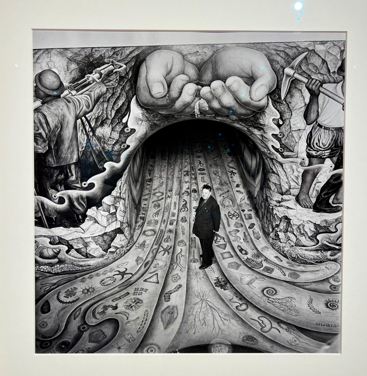 Gisele Freund, Diego Rivera devant sa fresque Histoire du Monde, Mexico ...