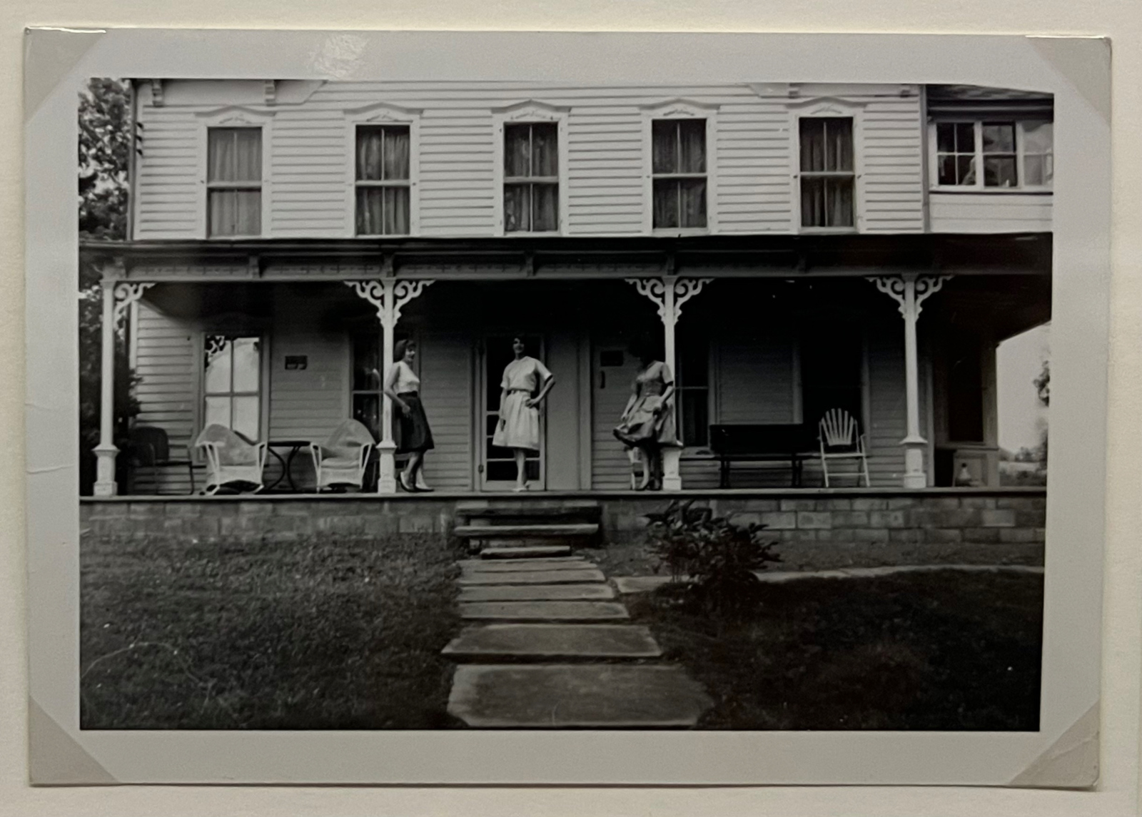 Susanna, Marilyn et Marianne sous le porche de la Casa Susanna, 1963-1968 – Paris Art Now