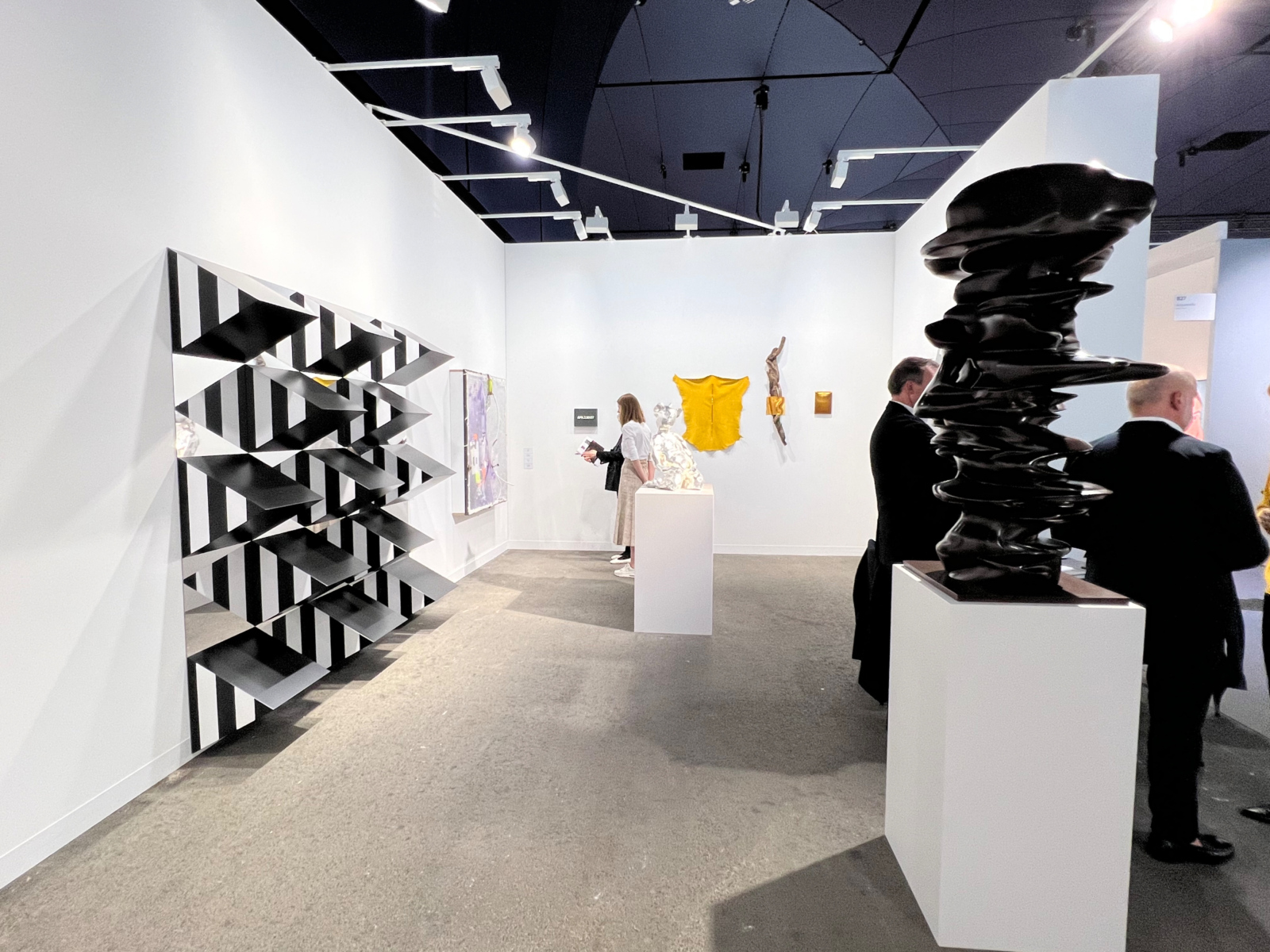 Vue de la galerie Konrad Fischer, au 1er plan oeuvres de Daniel Buren ...